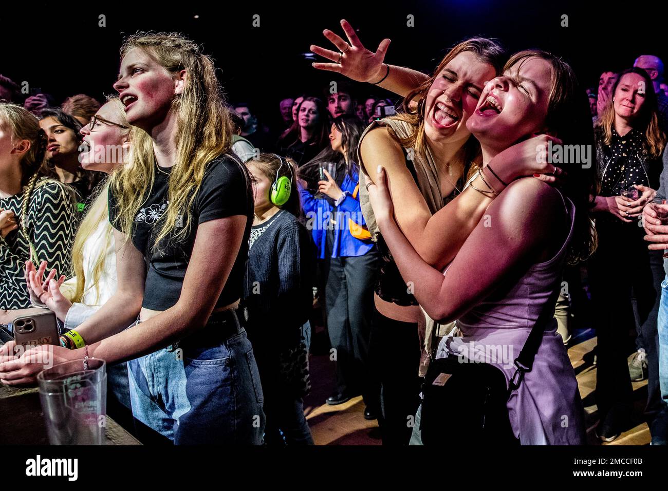 GRONINGEN - Fans of singer Bente sing along verbatim during her ...