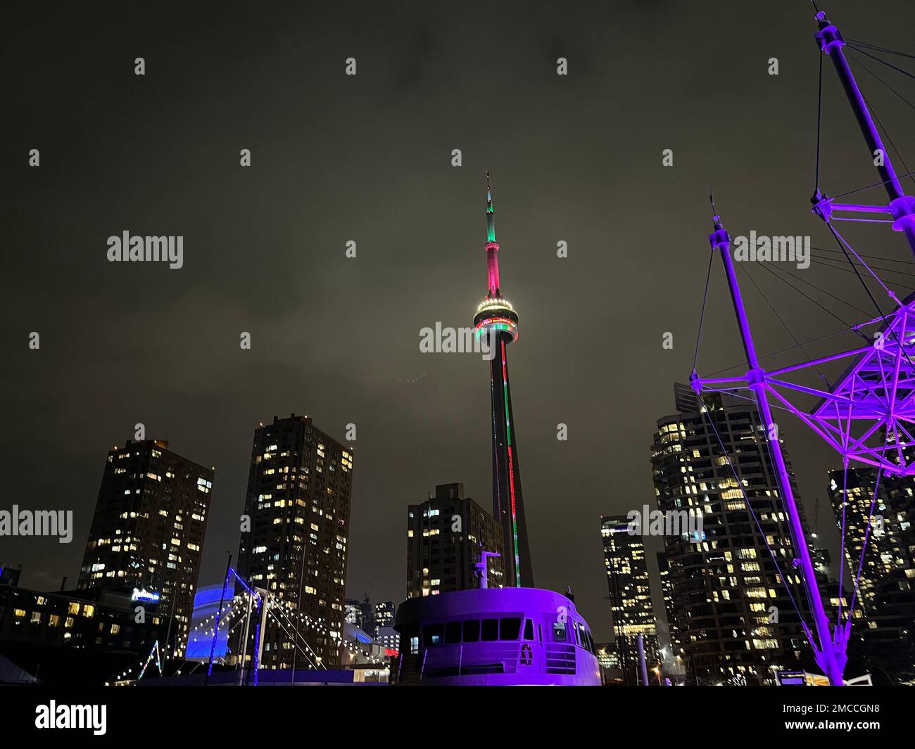 Lights toronto buildings night time hi-res stock photography and images ...