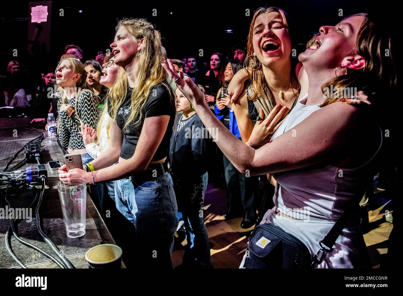 GRONINGEN - Fans of singer Bente sing along verbatim during her ...