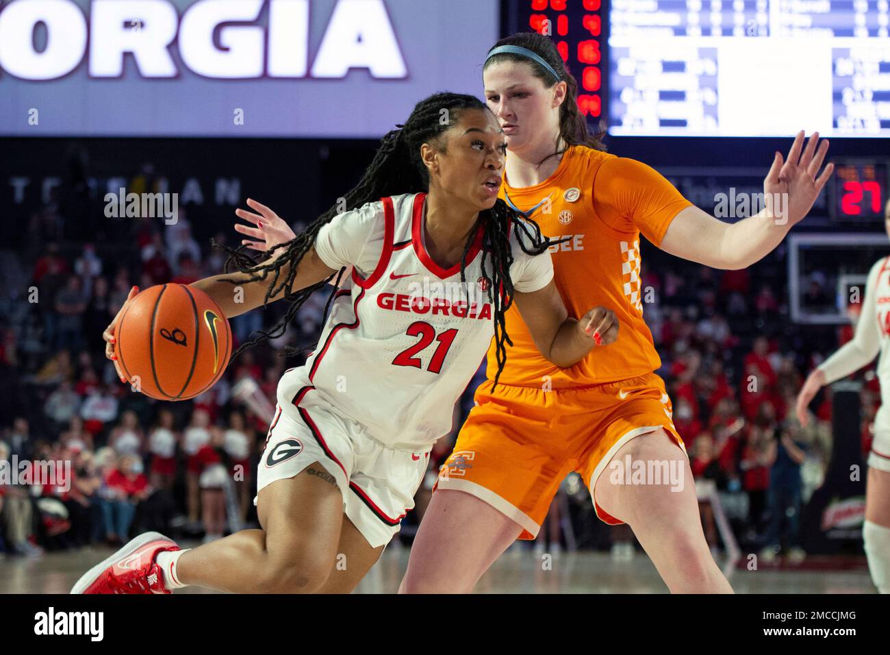 Georgia guard Reigan Richardson (21) drives to the basket past ...