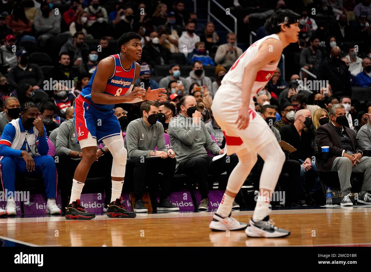 Toronto Raptors forward Yuta Watanabe, right, defends Washington ...