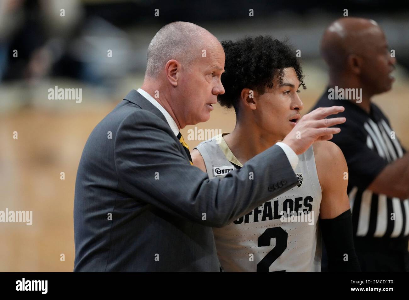 Colorado head coach Tad Boyle confers with Colorado guard KJ Simpson (2) in the second half of ...