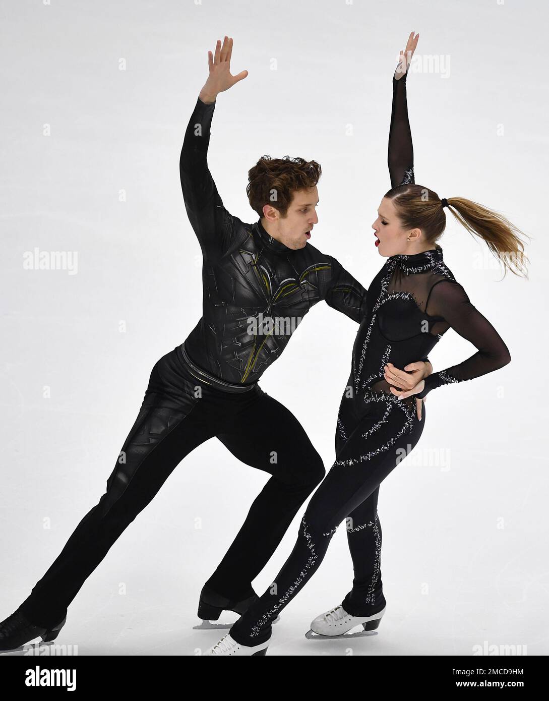 Christina Carrieira and Anthony Ponomarenko of USA perform their ice ...