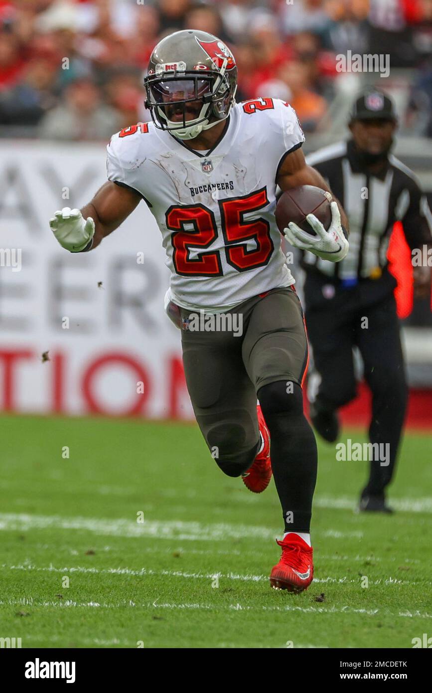 Tampa Bay Buccaneers running back Giovani Bernard (25) runs the ball ...