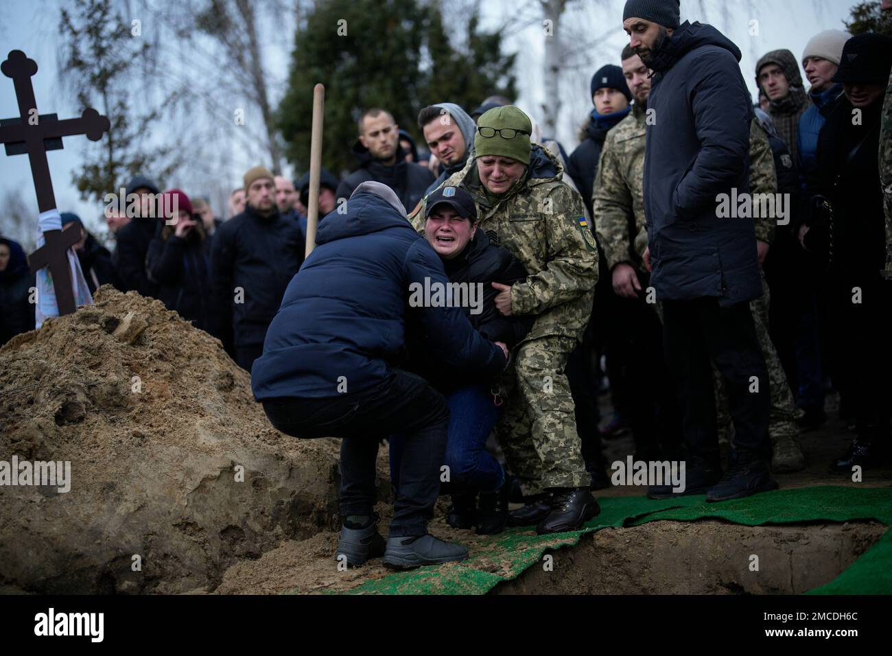 Anya Korostenska drops to her knees before the grave of her fiance ...
