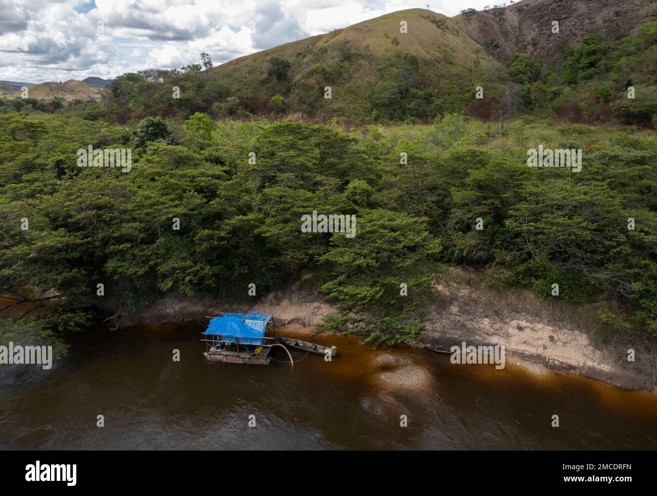 Wildcat miners mine illegally for gold in the Ireng River on the Raposa ...