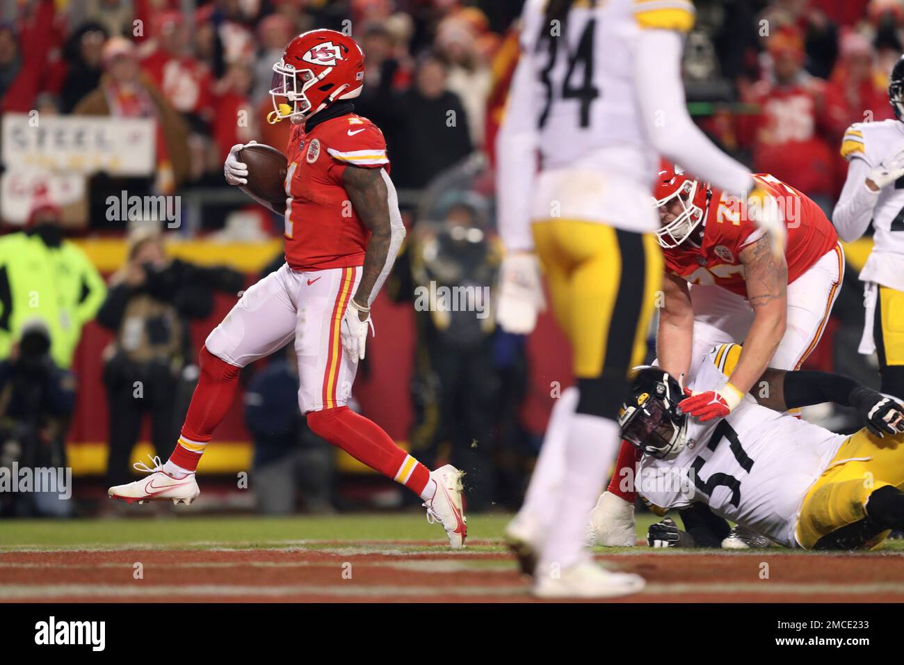 Kansas City Chiefs running back Jerick McKinnon, left, scores on a 4 ...