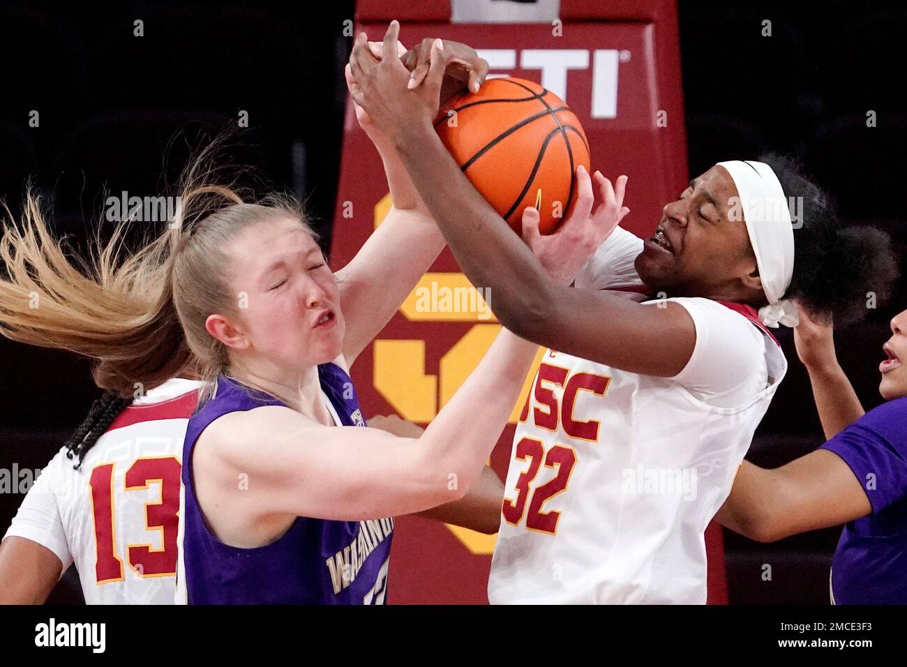Washington center Darcy Rees, left, and Southern California forward ...