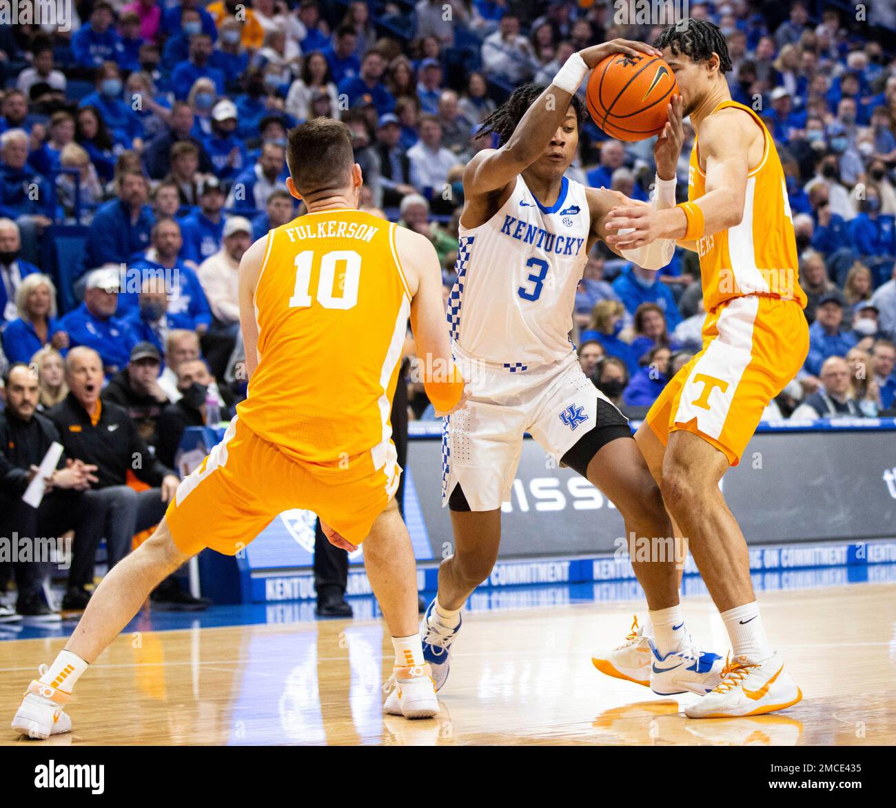 Kentucky guard TyTy Washington Jr. (3) fights through the defense of ...