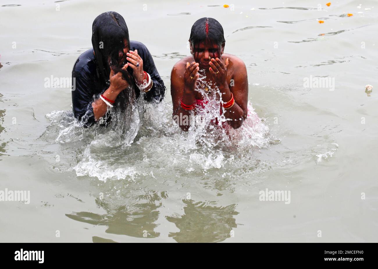 Pilgrims take a holy dip in the Hooghly River on Makar Sankranti ...