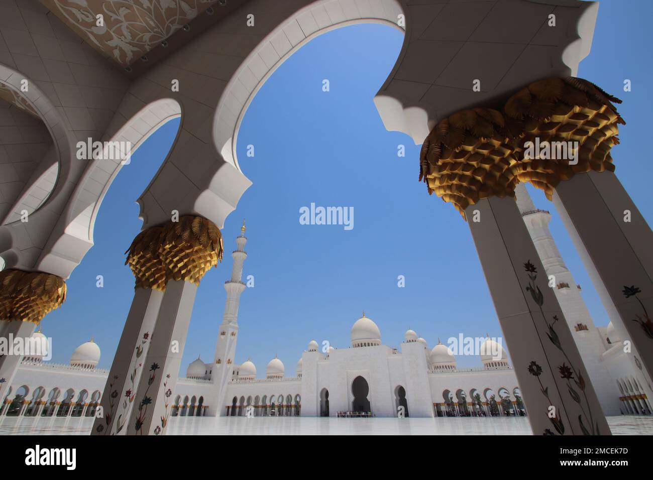 The columns of Sheikh Zayed Grand Mosque on a sunny day, Abu Dhabi ...