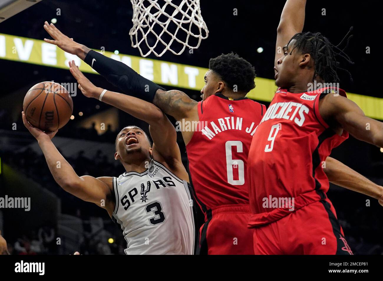 San Antonio Spurs forward Keldon Johnson (3) is pressured by Houston ...