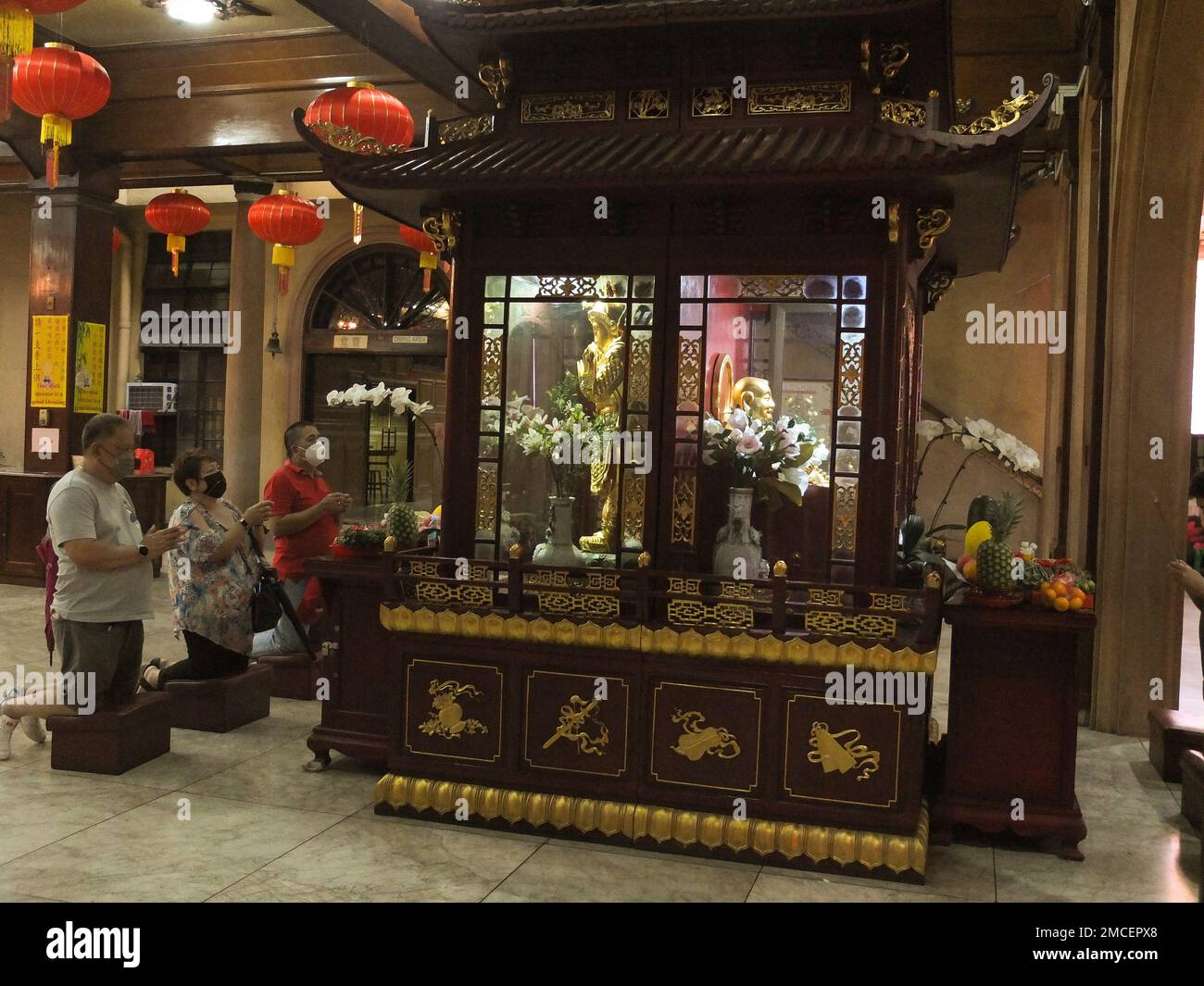 Manila, Philippines. 21st Jan, 2023. Filipino-Chinese praying to Buddha ...