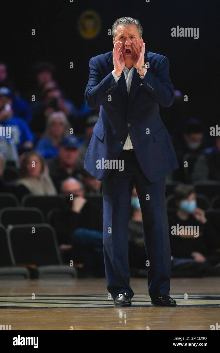 Kentucky head coach John Calipari works during the second half of an ...