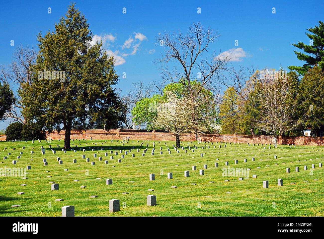 Graves mark the burial spots of thousands of Union and Confederate ...