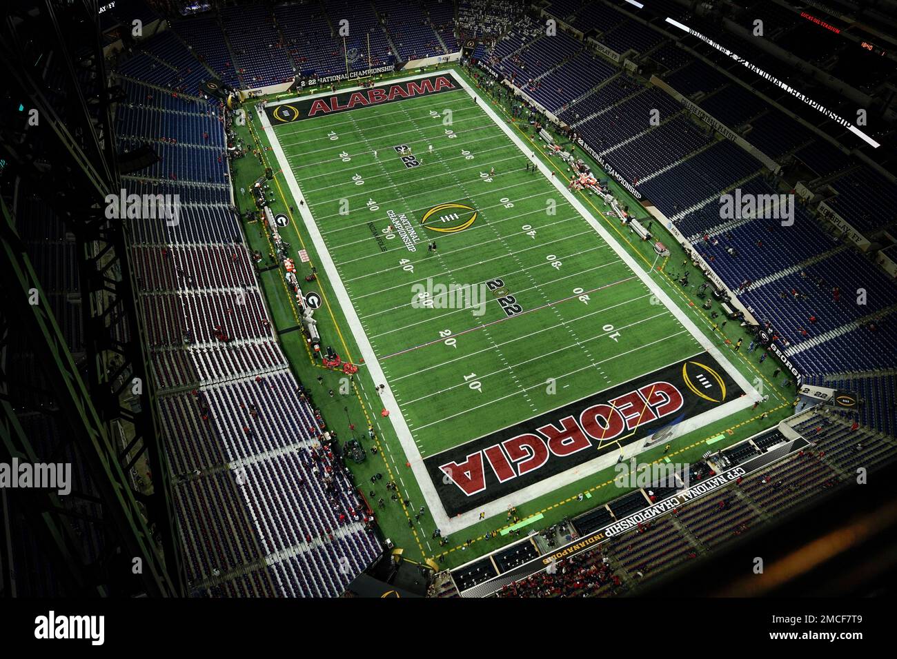 Fans begin to fill the stands at at Lucas Oil Stadium before the ...