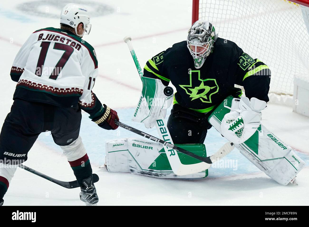 Dallas Stars goaltender Jake Oettinger (29) defends stops the puck in ...