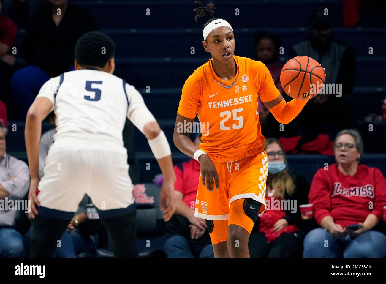 Tennessee guard Jordan Horston (25) dribbles up court while Mississippi ...