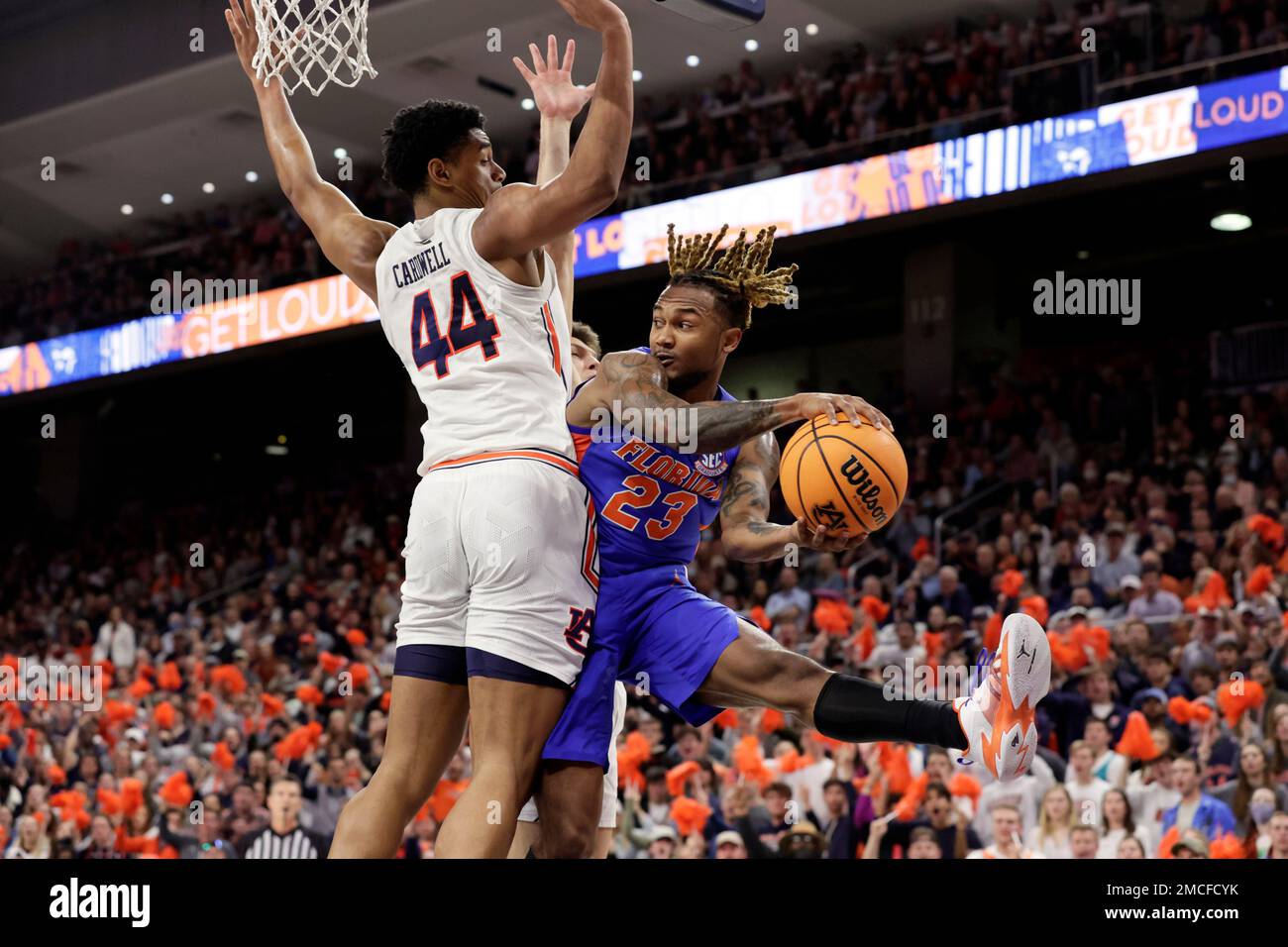 Florida guard Brandon McKissic (23) passes the ball around Auburn ...