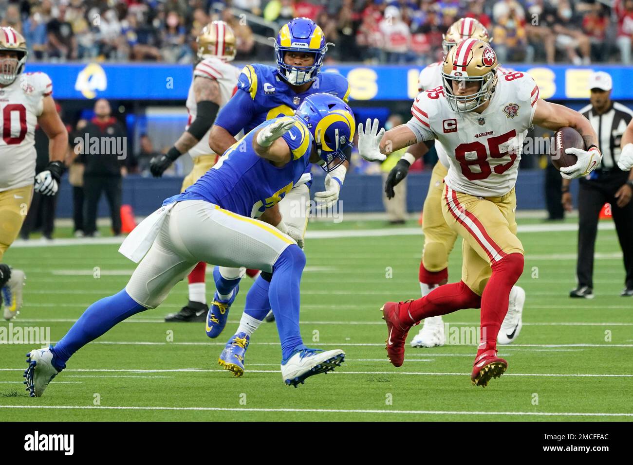 Los Angeles Rams inside linebacker Troy Reeder (51) tackles San ...