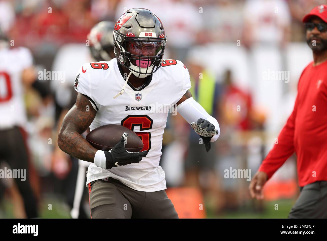 Tampa Bay Buccaneers running back Le'Veon Bell (6) before an NFL ...