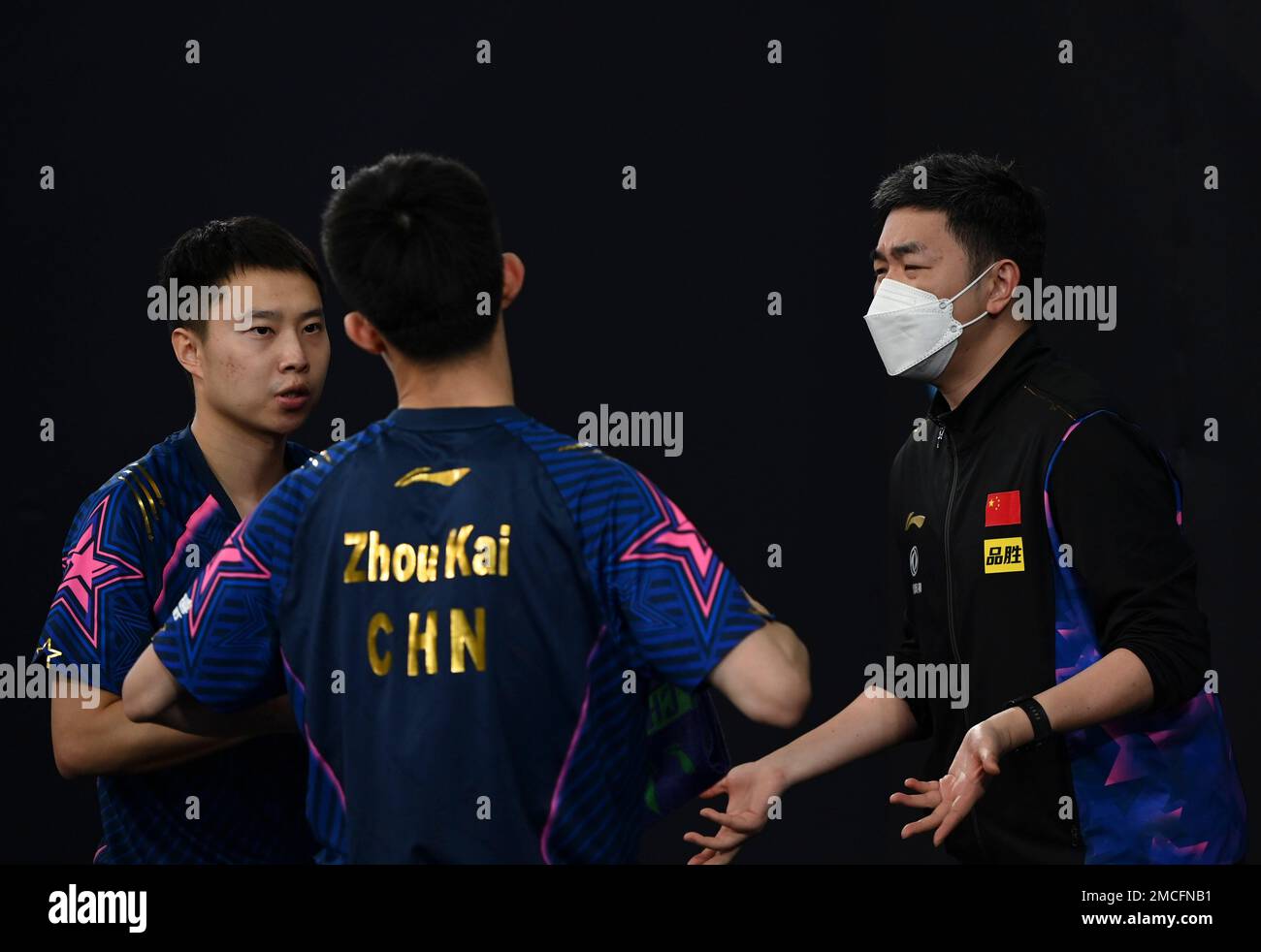 Doha, Qatar. 21st Jan, 2023. Yu Ziyang (L)/Zhou Kai (C) of China talk ...