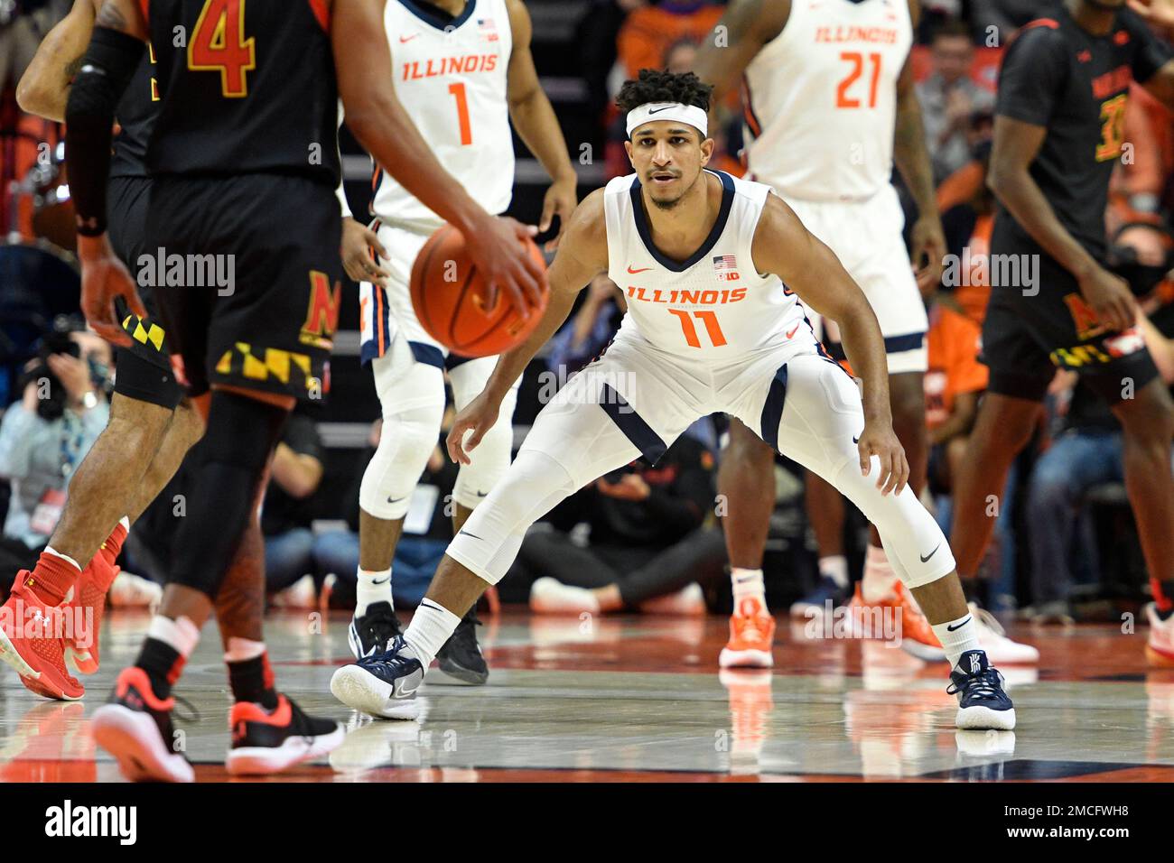 Illinois' Alfonso Plummer (11) plays defense during the first half of ...