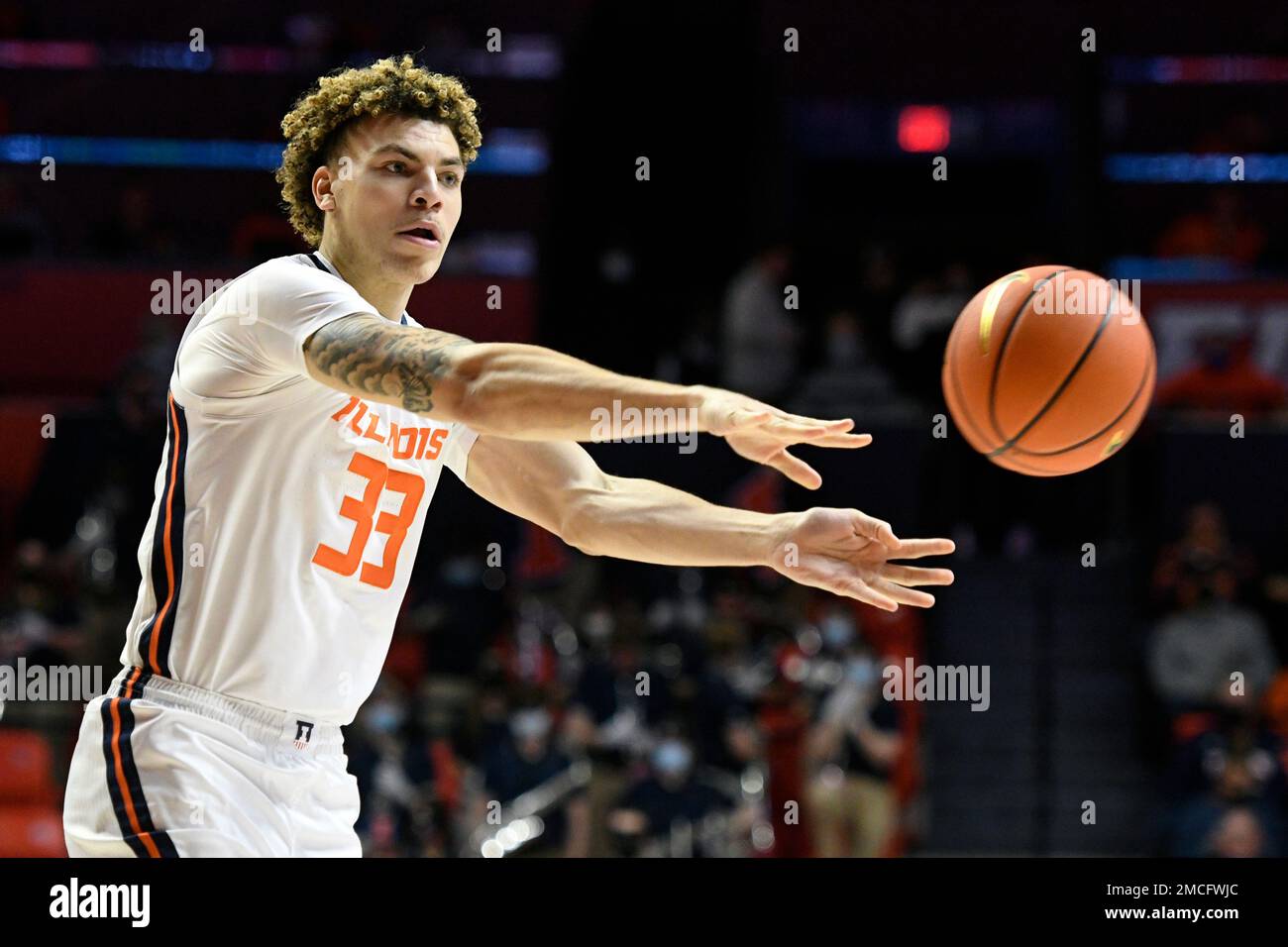 Illinois' Coleman Hawkins passes the ball during the first half of an ...