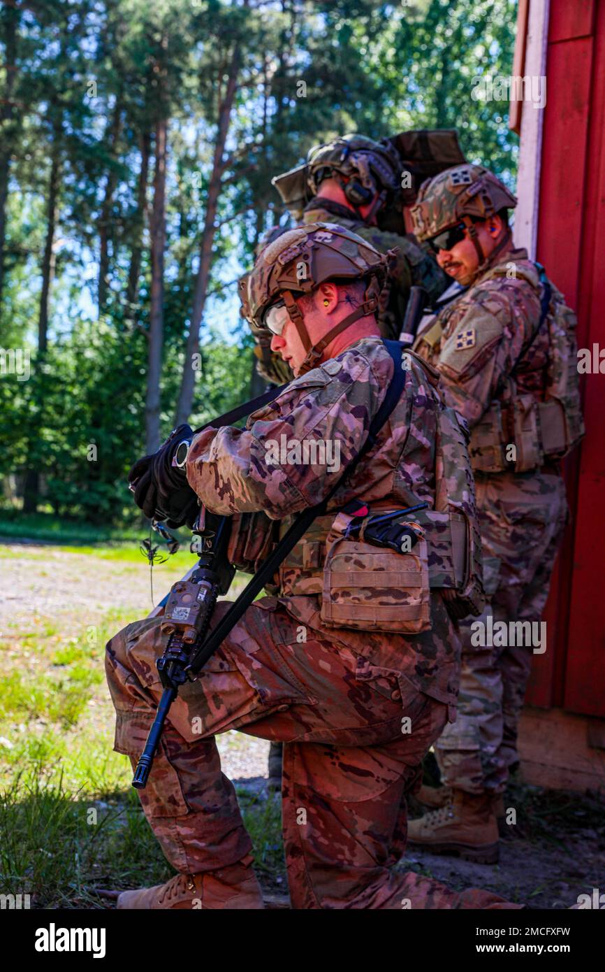 Finnish soldiers assigned to the Guard Jaeger Regiment and U.S ...