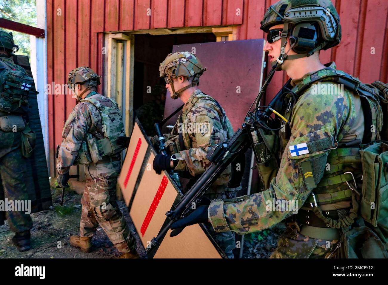 Finnish soldiers assigned to the Guard Jaeger Regiment and U.S ...