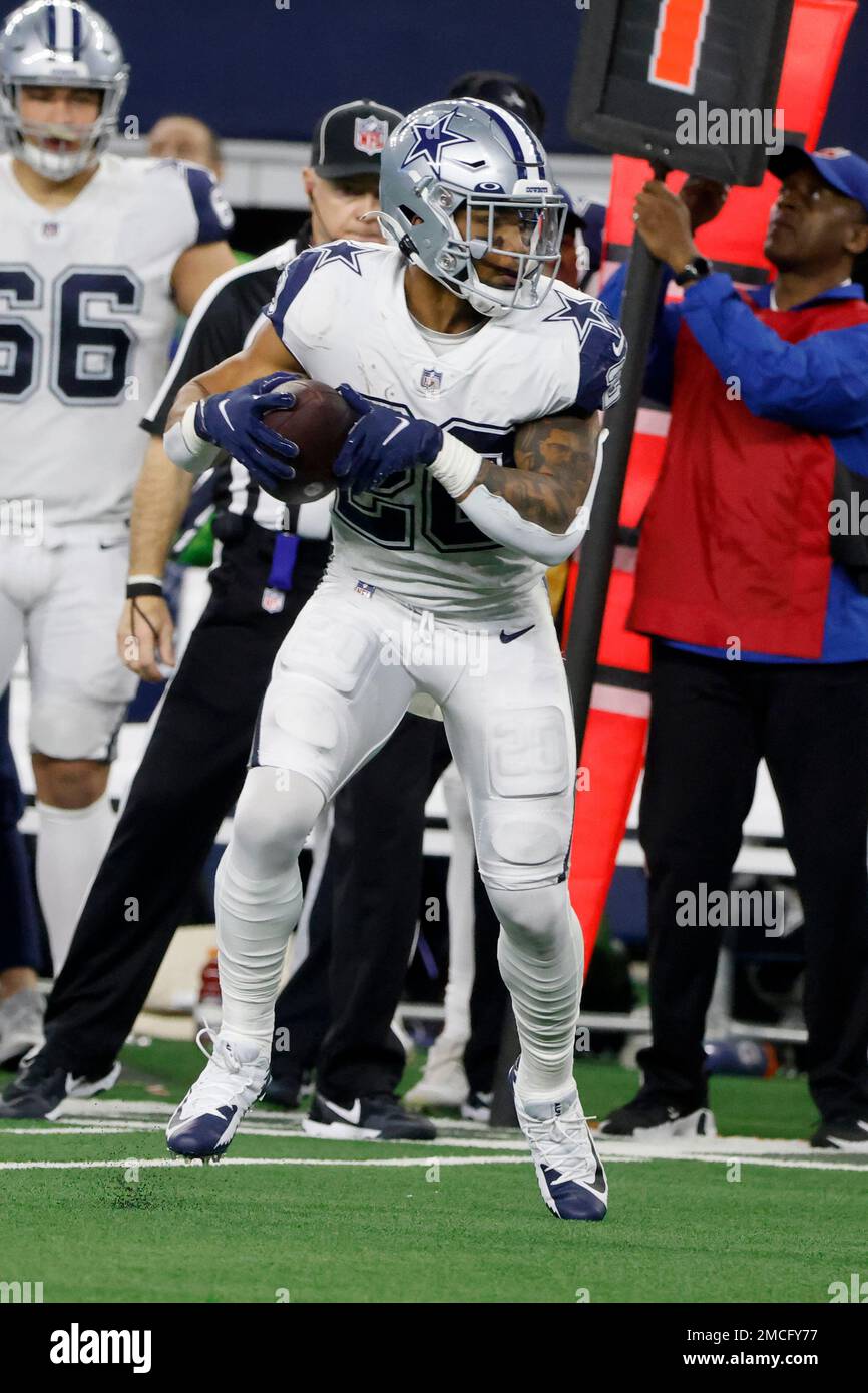 Dallas Cowboys running back Tony Pollard (20) makes a reception during ...