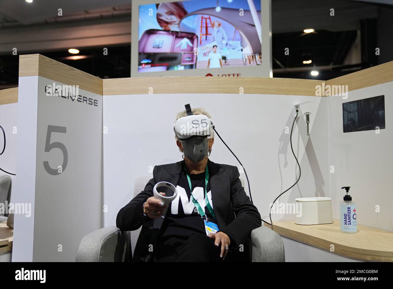 FILE - Kelly Taylor tries out a metaverse virtual shopping experience ...