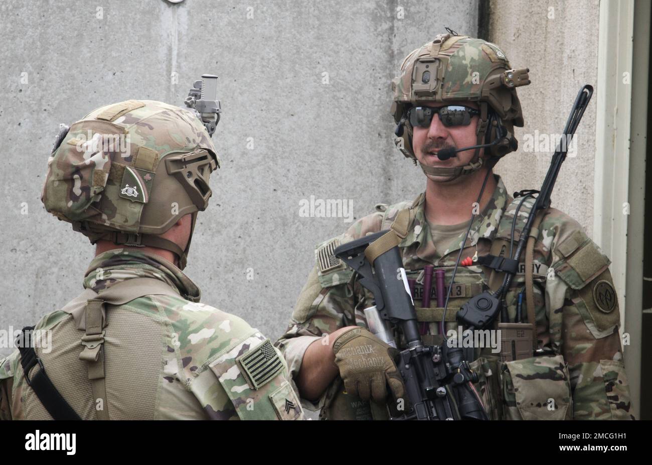 U.S. Army Soldiers assigned to Charlie Company, 1st Battalion, 69th ...