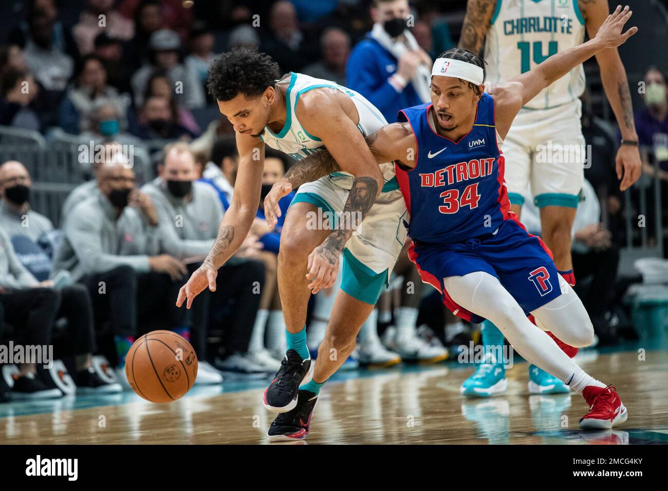 Charlotte Hornets guard James Bouknight (5) and Detroit Pistons guard ...