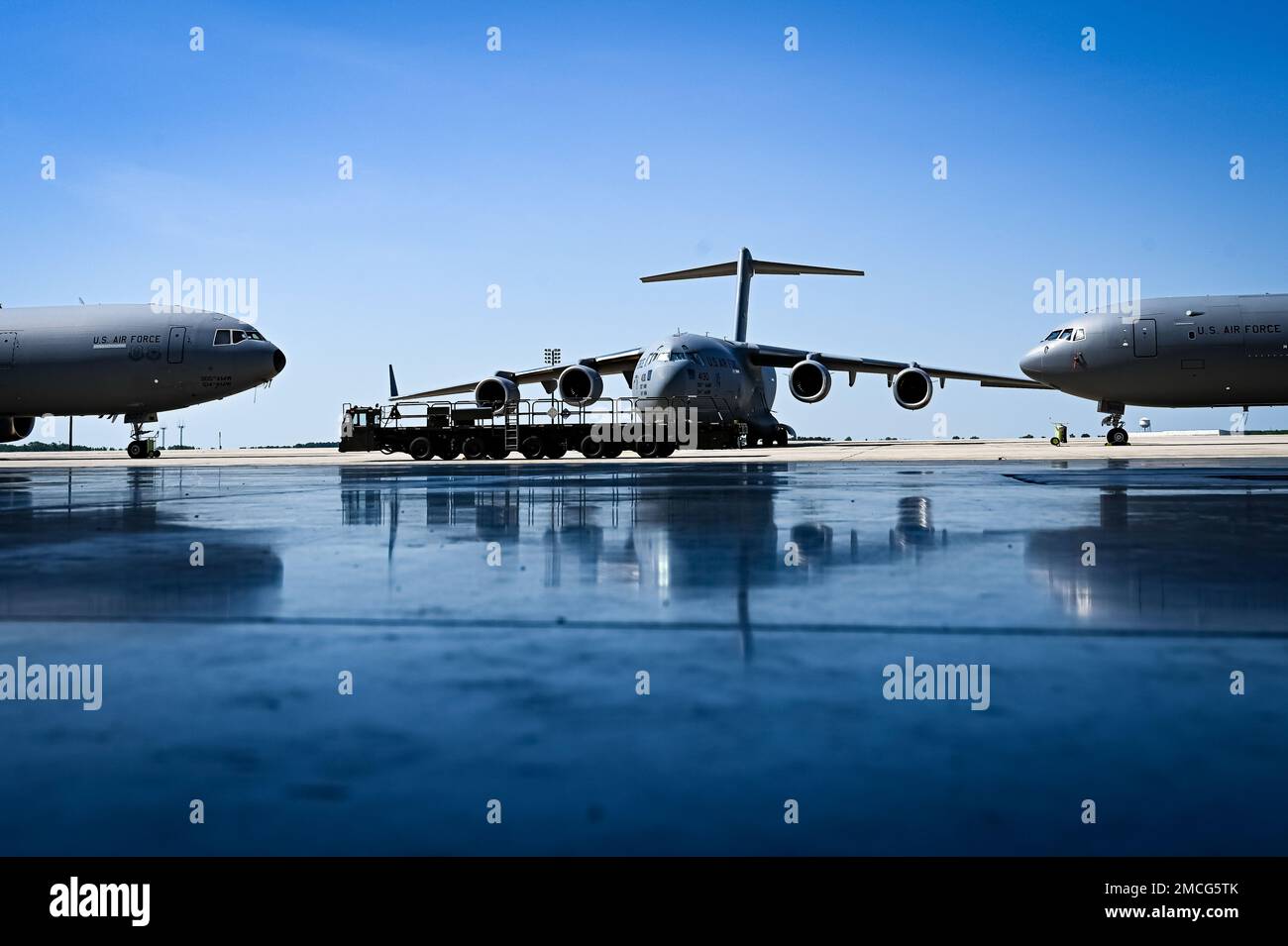 305th air mobility wing commander hi-res stock photography and images ...