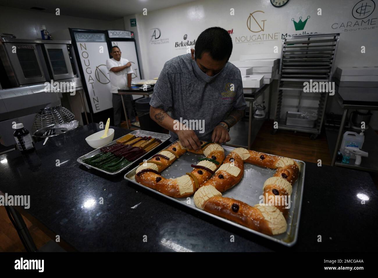 Chef Francisco Vasquez decorates traditional "Rosca de Reyes" pastries ...