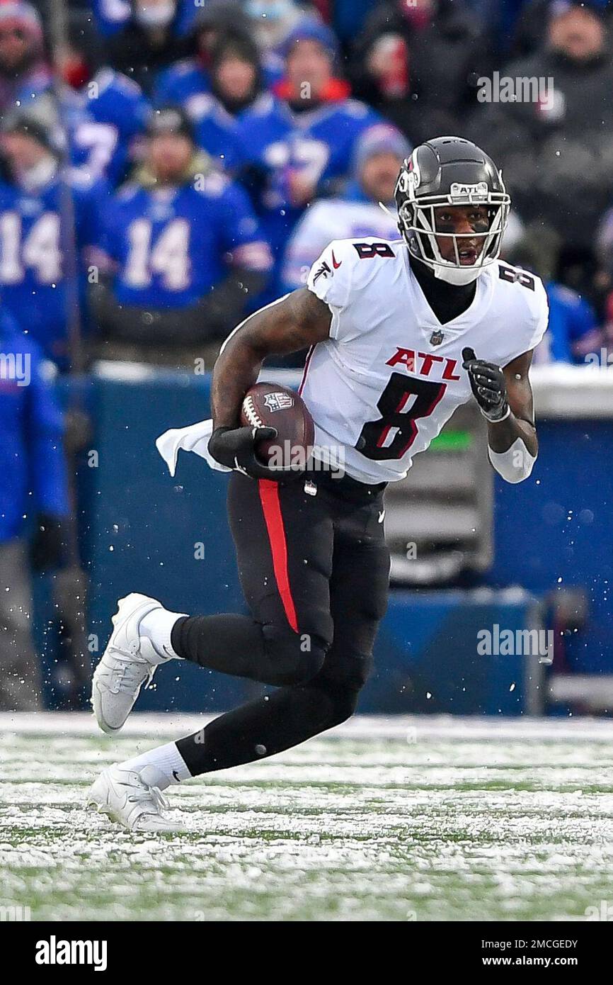 Atlanta Falcons tight end Kyle Pitts runs with the ball during the ...