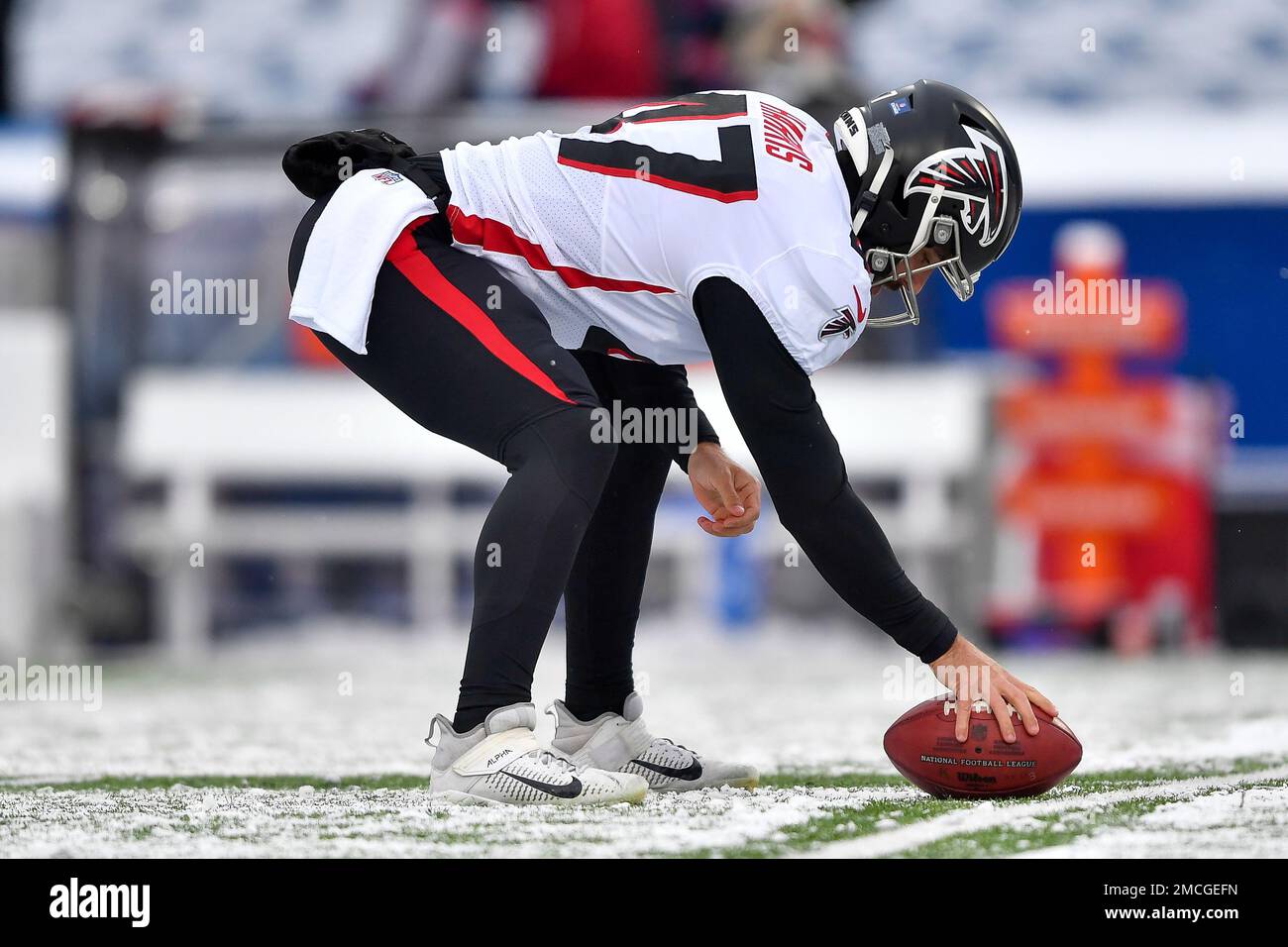 Atlanta Falcons long snapper Josh Harris warms up before an NFL ...