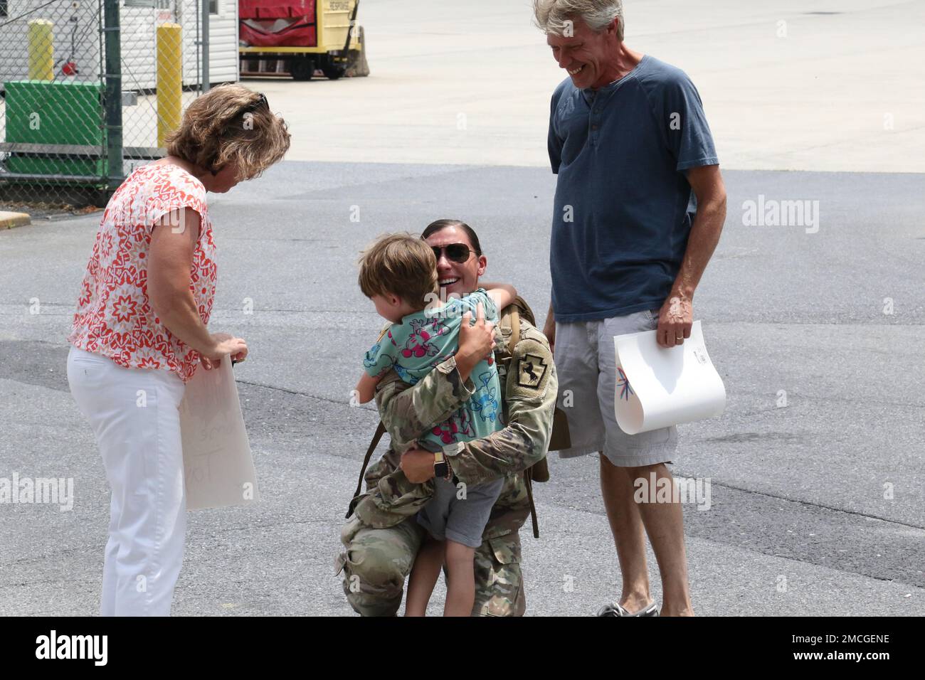 U.S. Soldiers with the 1069th Military Police Company, 55th Maneuver ...