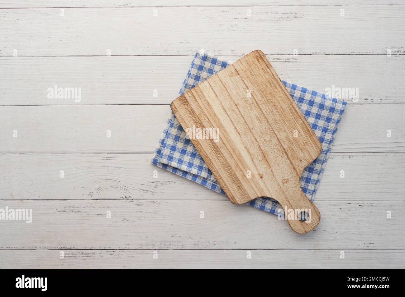 wooden chopping board on black background top down Stock Photo - Alamy