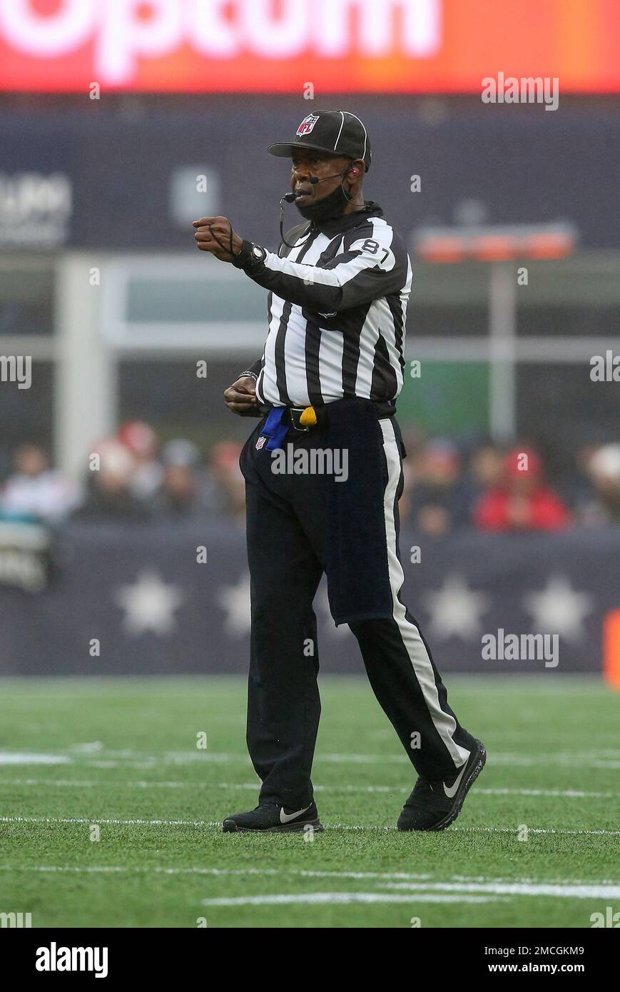 Umpire Roy Ellison (81) signals during the first half of an NFL ...