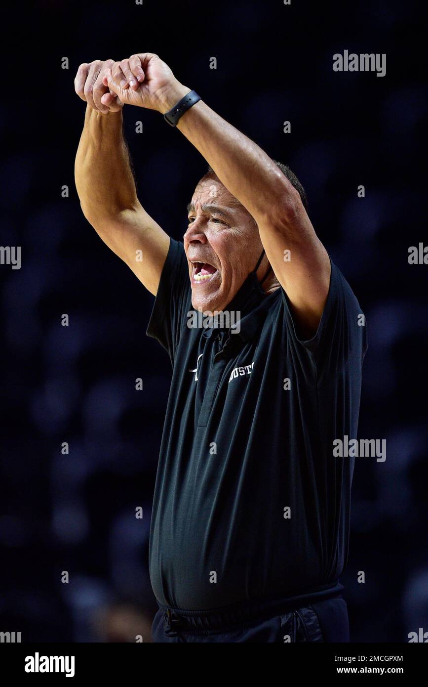 Houston head coach Kelvin Sampson in action during an NCAA college ...