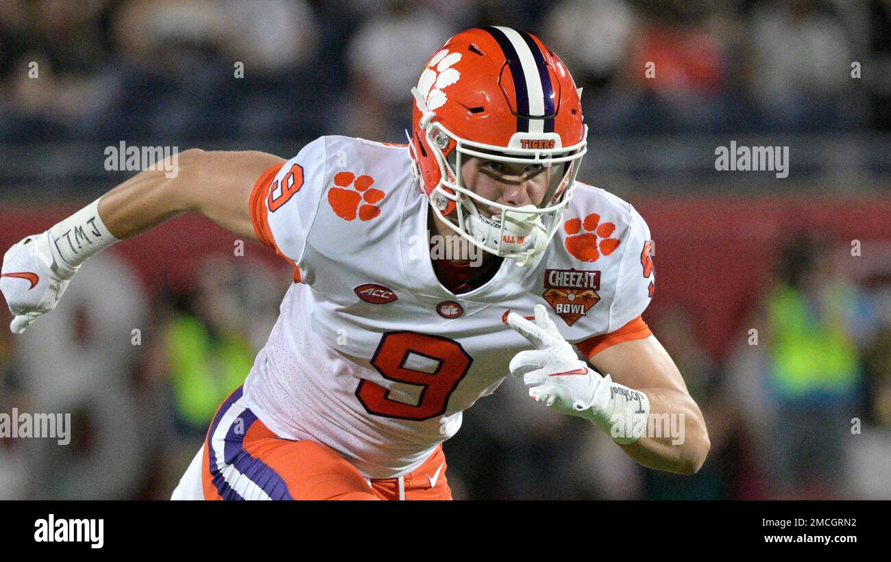 Clemson tight end Jake Briningstool (9) runs a route during the first ...