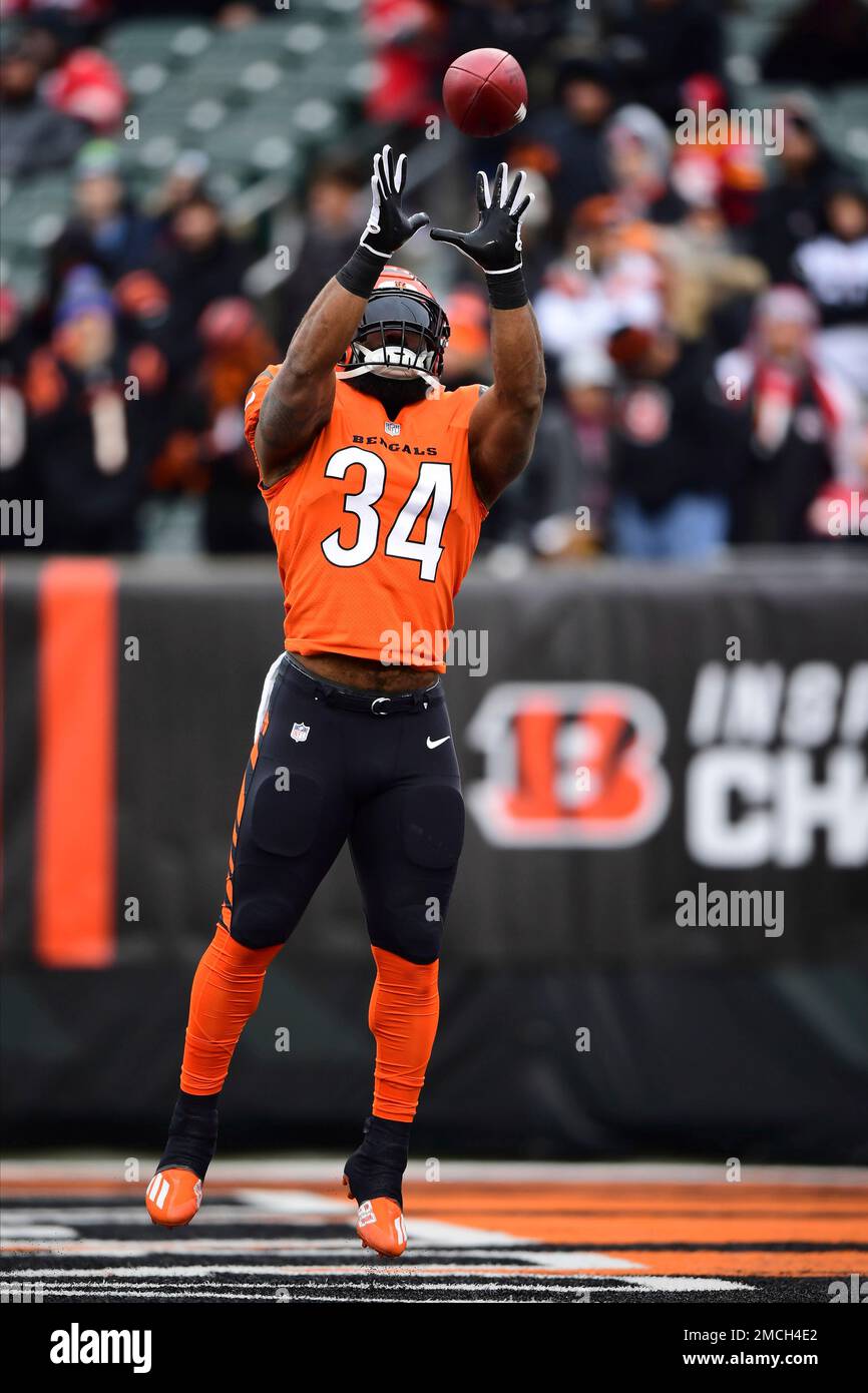 Cincinnati Bengals running back Samaje Perine (34) warms up before an ...