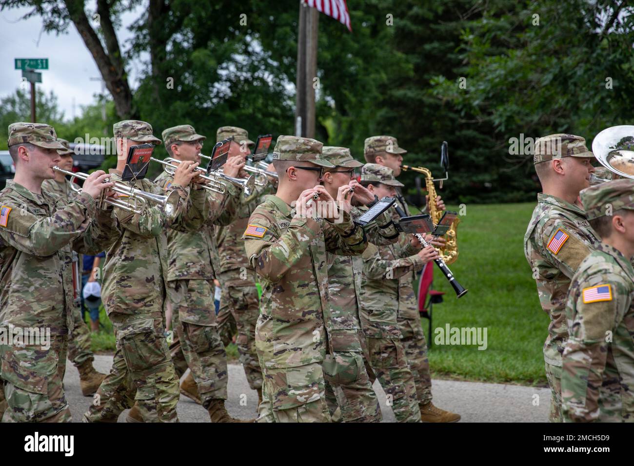 Soldiers of the 1st Infantry Division Band lead an Independence Day ...