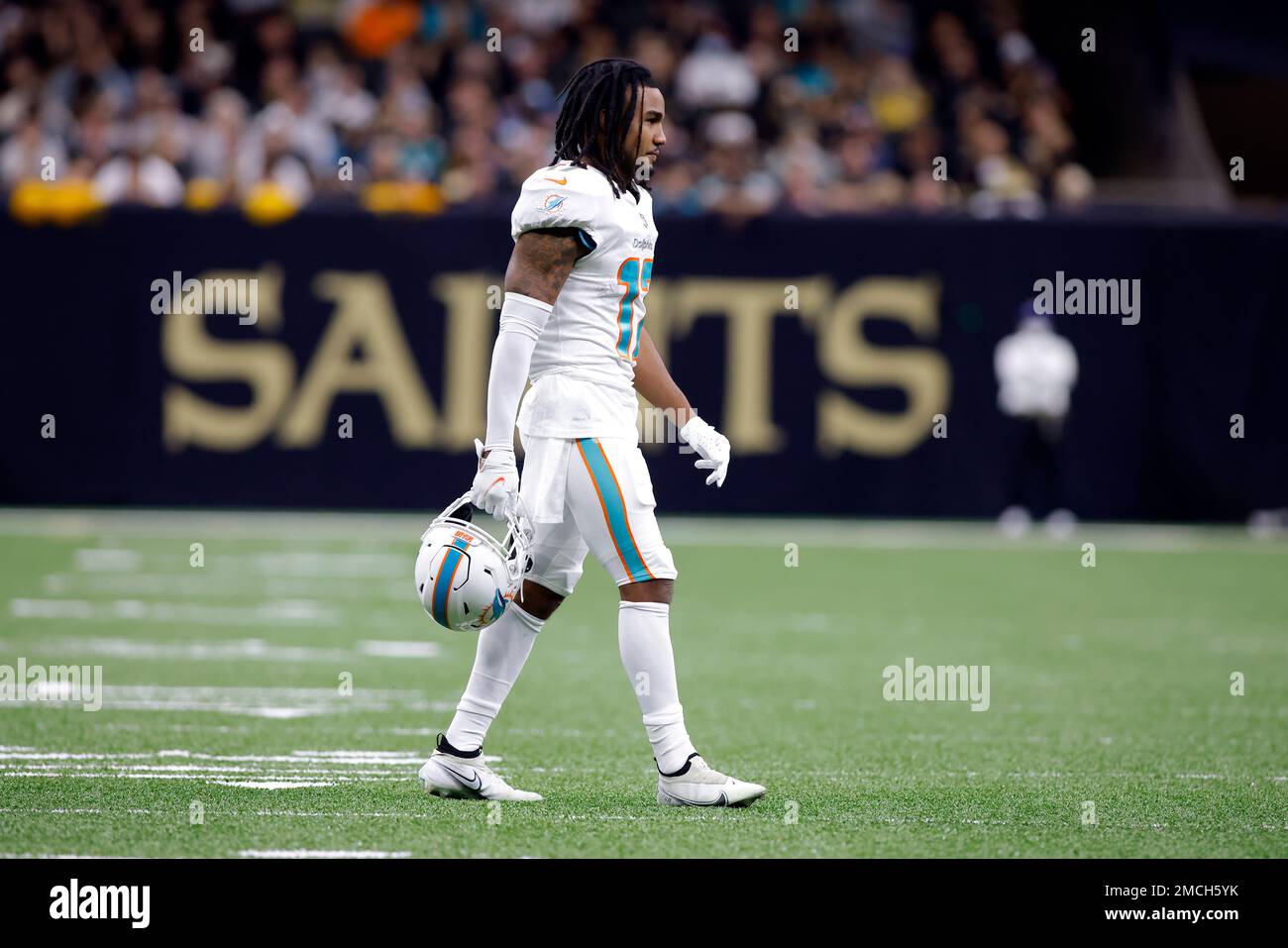 Miami Dolphins wide receiver Jaylen Waddle (17) in action during an NFL ...
