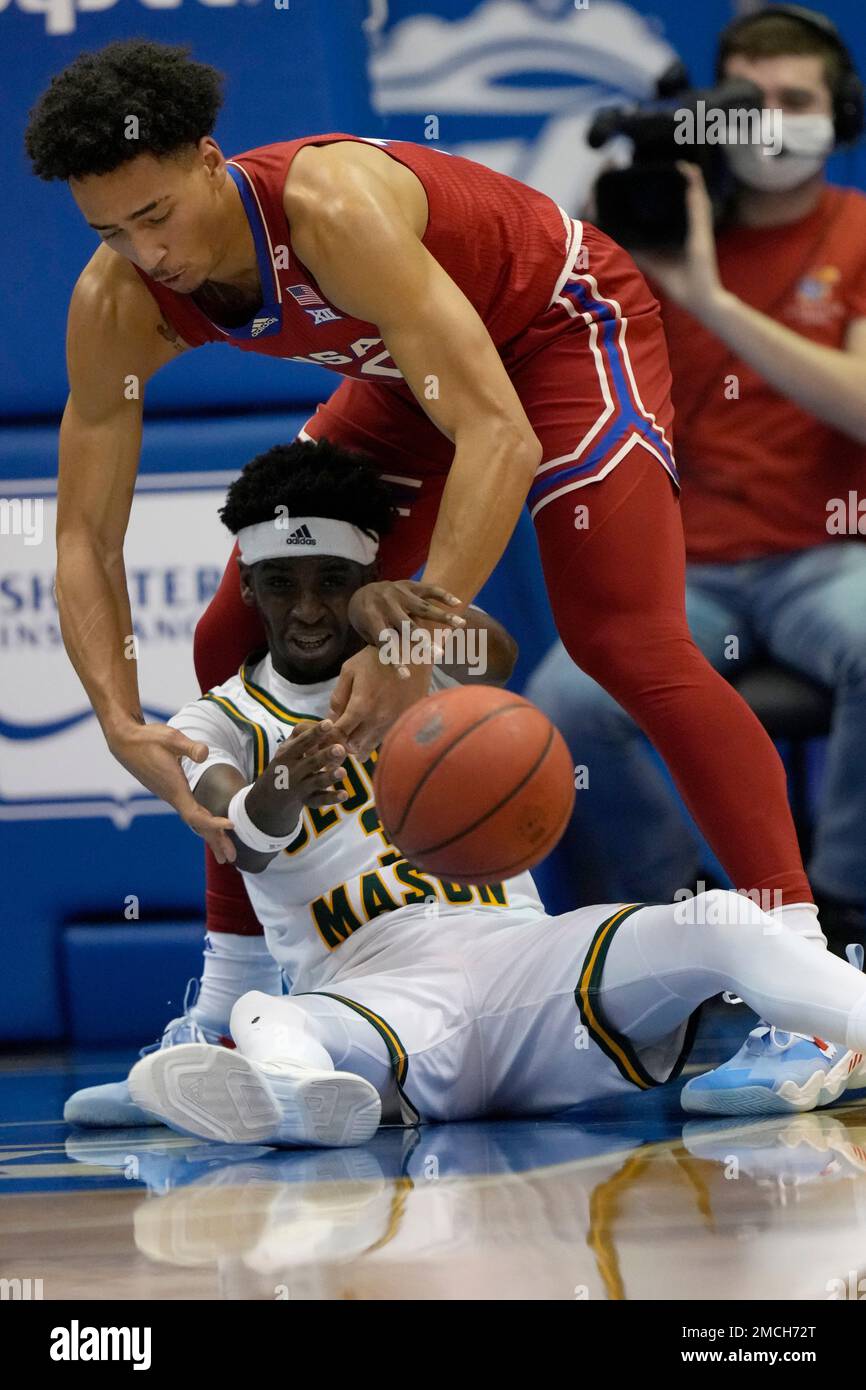 George Mason guard Davonte Gaines (3) passes to a teammate while ...