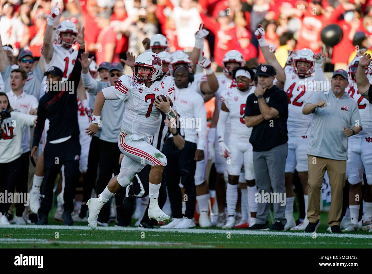 Utah quarterback Cameron Rising (7) runs for a touchdown during the ...