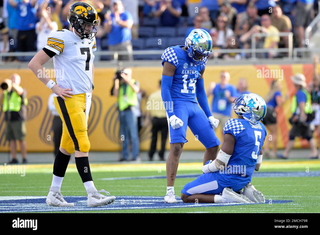 Kentucky defensive back Carrington Valentine (14) and linebacker ...