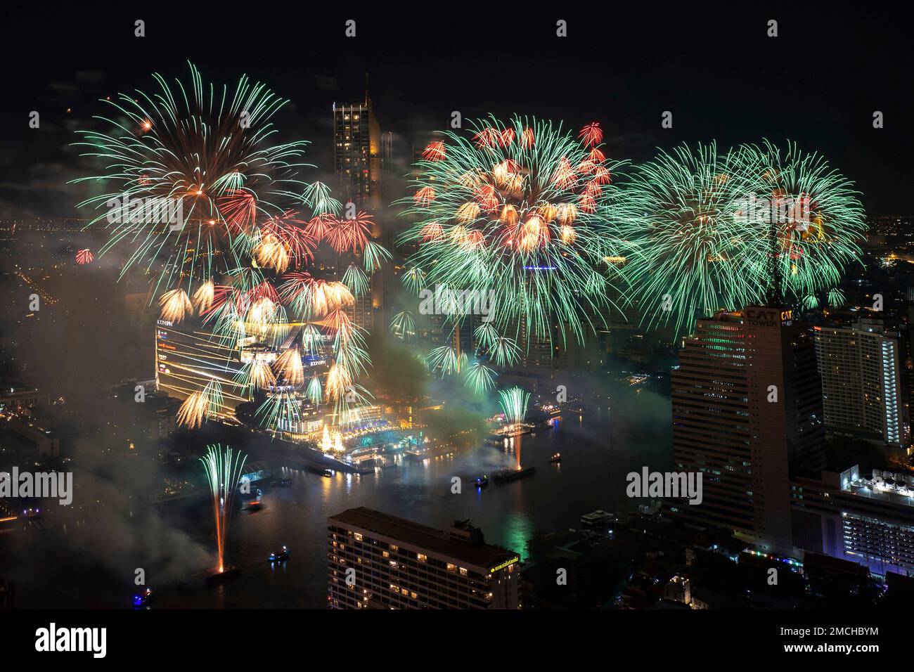 Fireworks explode over the Chao Phraya River during New Year ...